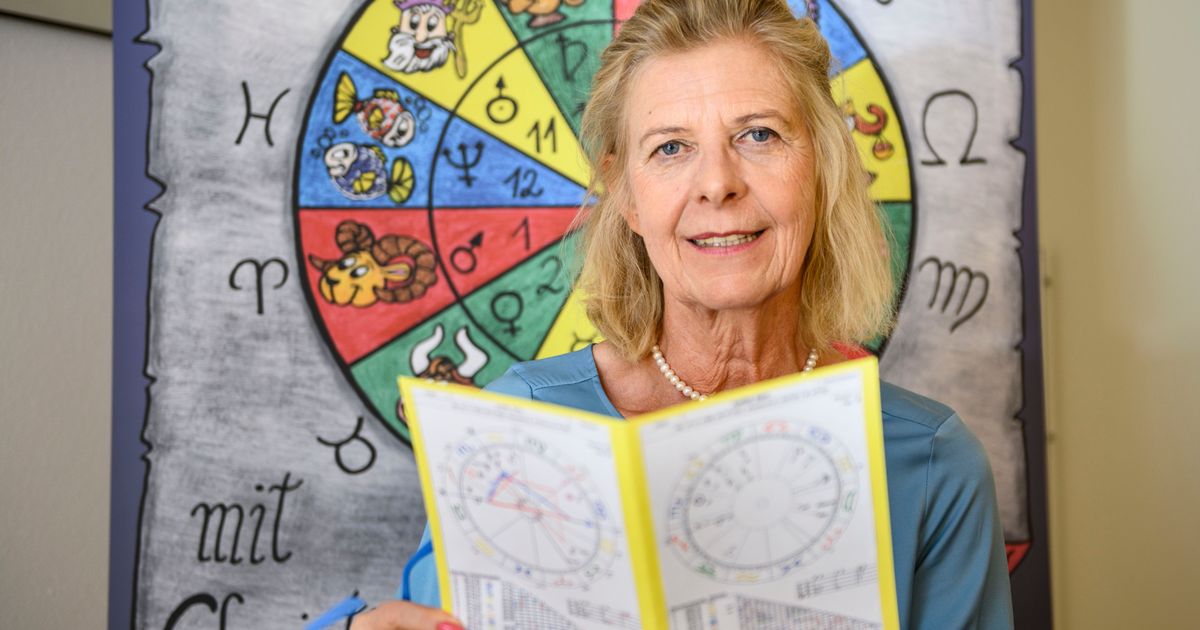 Zu Besuch bei einer Tiroler Astrologin: Was hält 2024 für uns bereit ...