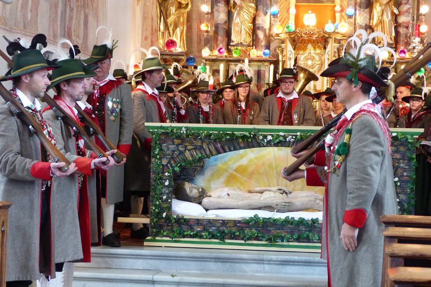Hoffnungsspender und Blickfang: Die schönsten Ostergräber in Tirol ...
